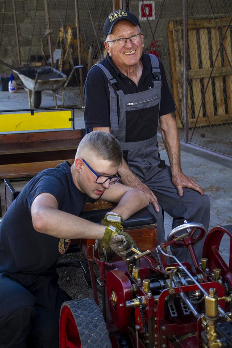 Edinstveni parni traktor, ki včasih vozi tudi v Železniškem muzeju ...